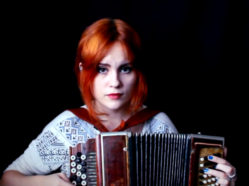 ¡Magnífico cover de "Invincible" por Alina Gingertail! - AlterTime